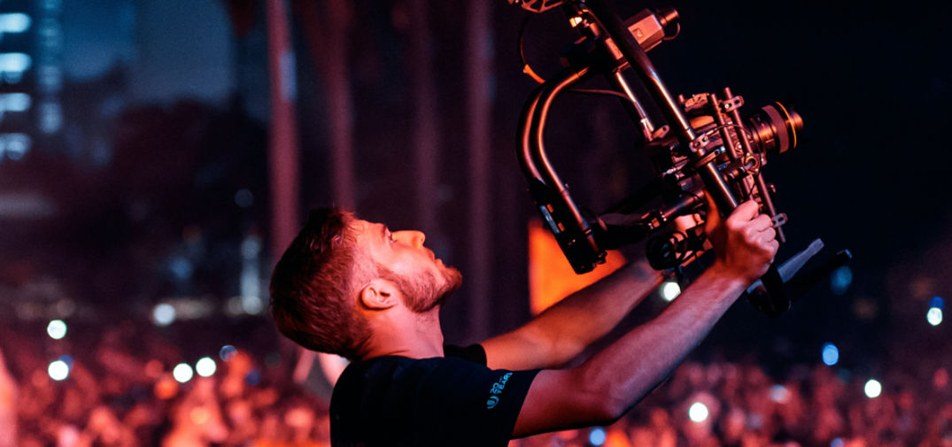 Achter de schermen: Nicky Pajkic maakt aftermovies voor | Gigstarter